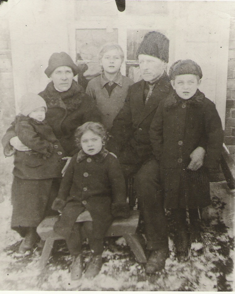 Familie Johann und Helene Rempel in Schöneberg, Chortitza, ca. 1932 ...